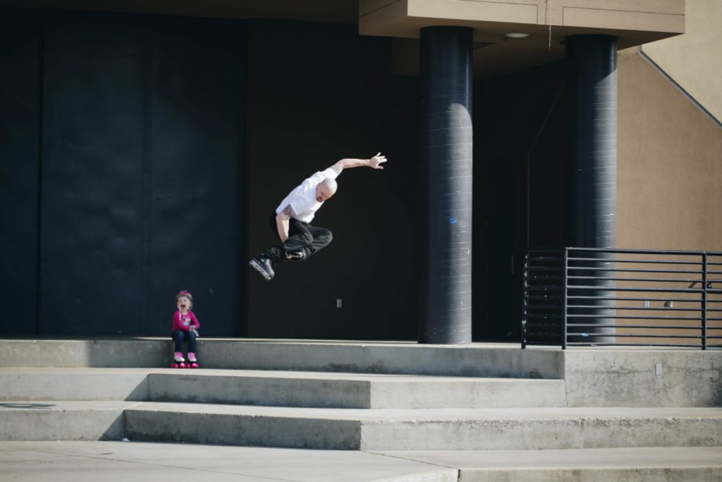 IN THE KNOW : DEREK HENDERSON – Be-Mag