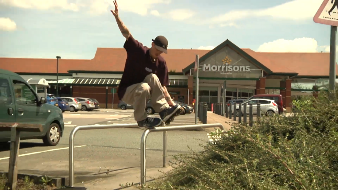 ALEX BURSTON | IN A BIT – Be-Mag